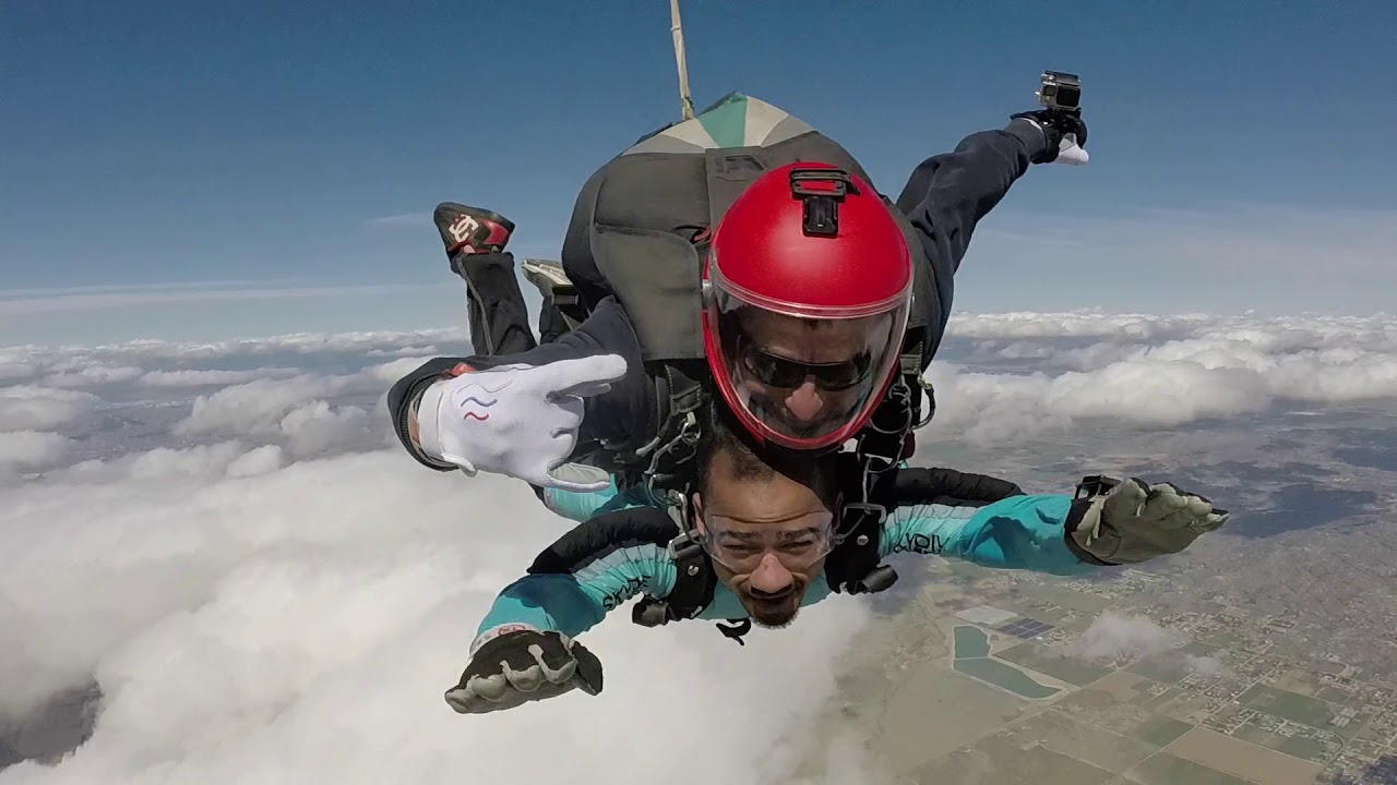 6 Friends SkyDiving Experience at Los Angeles, USA | skyxtreme.tv